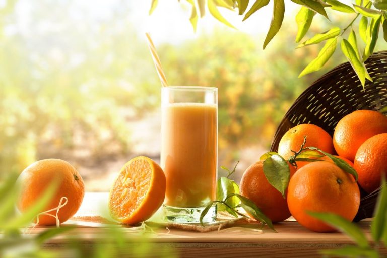 Alkoholfreier Cocktail mit Orangensaft, Milch und Eiscreme