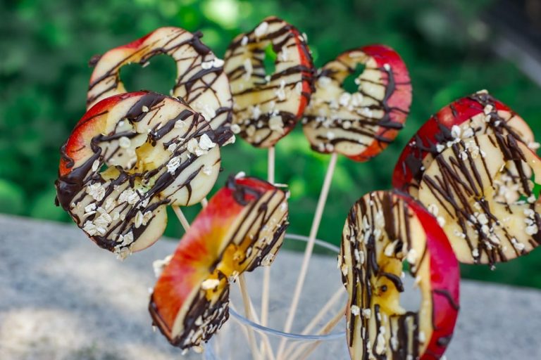 Apfelringe Snack mit Haferflocken und Schokolade