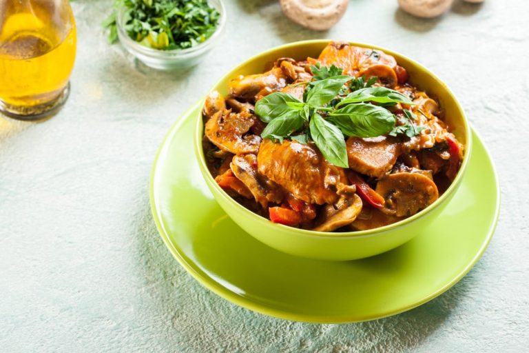 Putengulasch mit Paprika, Karotten und Tomaten