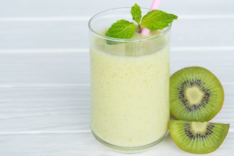 Bananen Smoothie mit Spinat, Blaubeeren und Mandelmilch