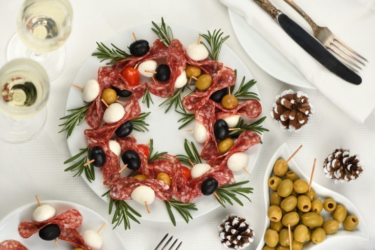 Köstliche Canapés mit Schinkenröllchen, Eiern und Salat