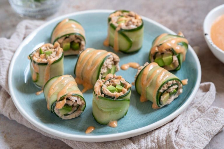 Delikate Snacks Röllchen mit Gurken, Thunfisch und Senf - Fingerfood