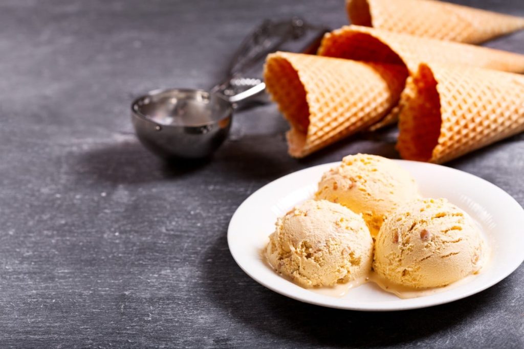 Bubble Waffle mit Eiscreme und Früchten