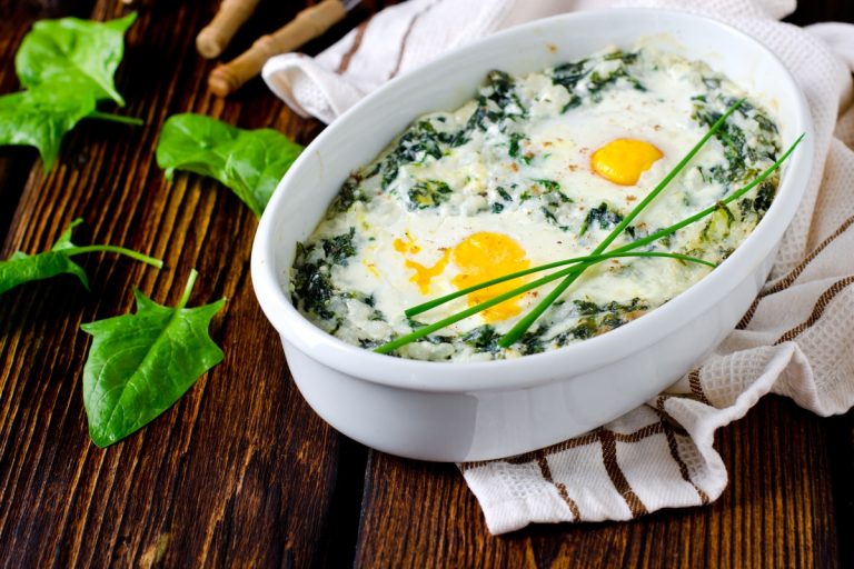 Gebackene Eier mit Spinat und Sahne zum Frühstück