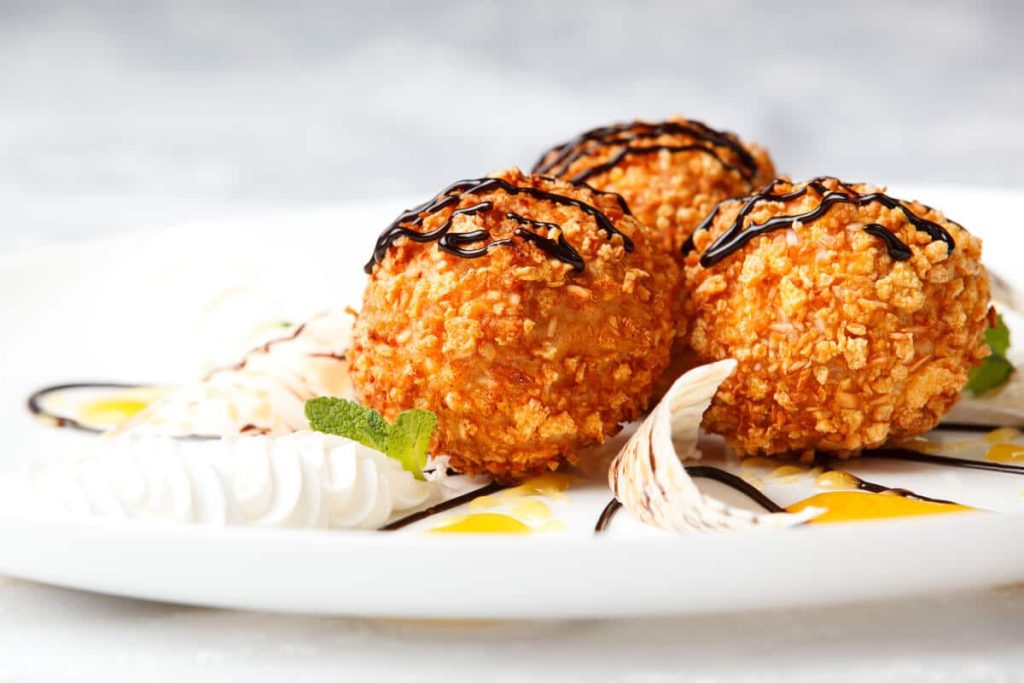 Gebratenes Eis Dessert mit Zimt und Cornflakes