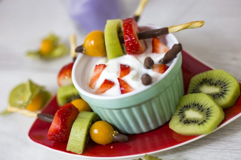 Gesundes Frühstück mit Joghurt und Obst: Vitaminreicher Start