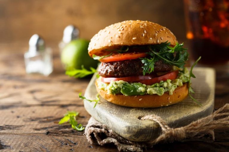 Burger mit Putenhackfleisch, Tomaten, Salat und Zwiebeln