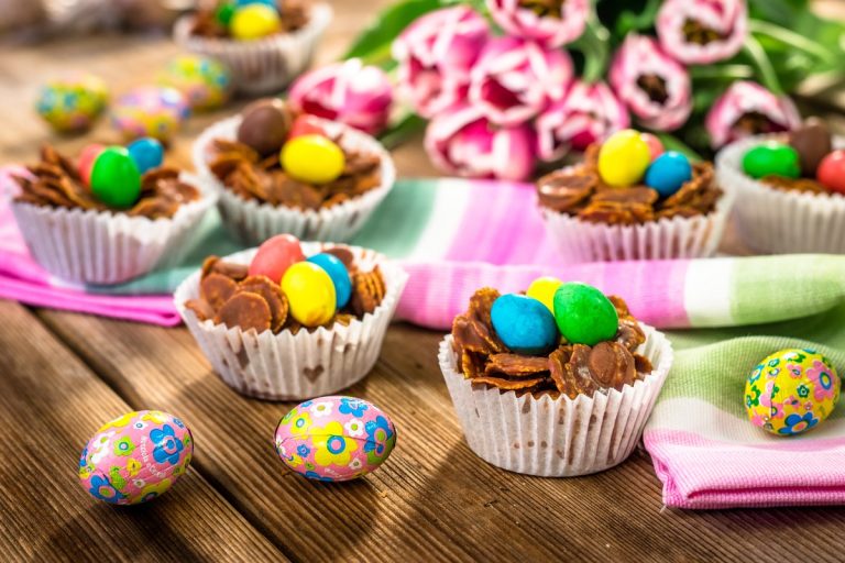 Osternester mit Streuseln und bunten Ostereiern