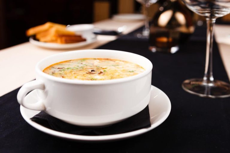 Kräftige Fleischsuppe mit Räucherspeck, Tomaten und Mairüben