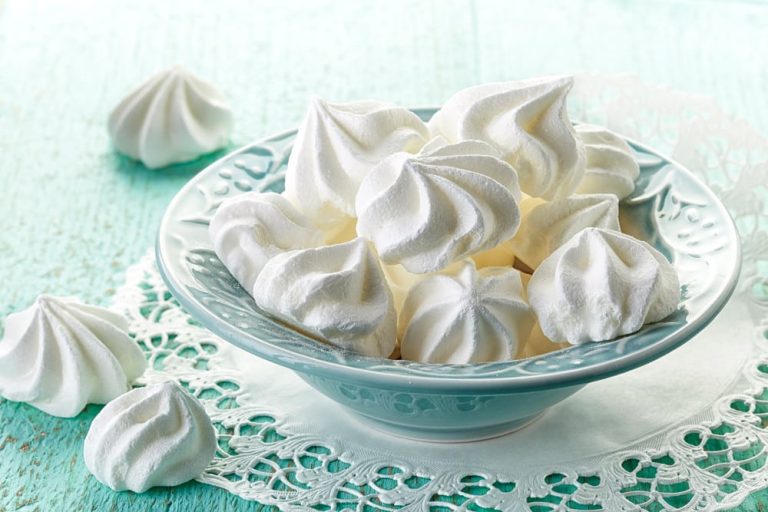 Meringen Baiser Dessert in der französischen Küche