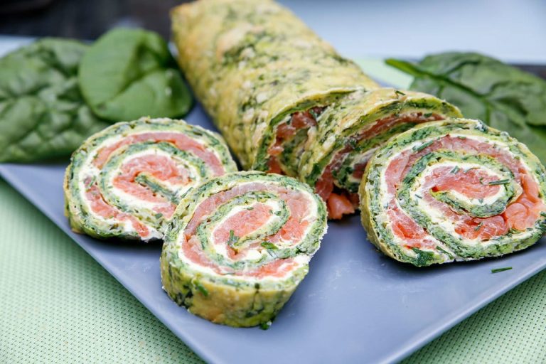 Saftige Lachsrolle aus Spinat, Lauchzwiebeln und Frischkäse