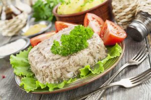 Saftiger Aspik mit Hähnchenfleisch, Zwiebeln und Karotten