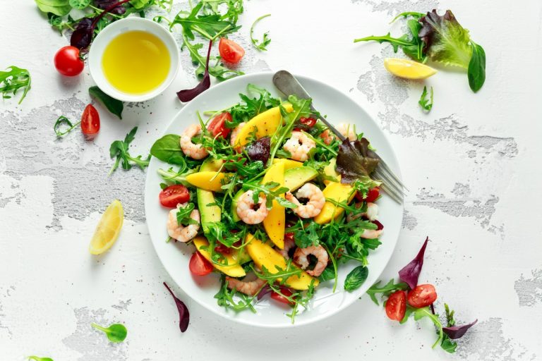 Sommersalat mit Wassermelone, Garnelen, Rucola und Feta