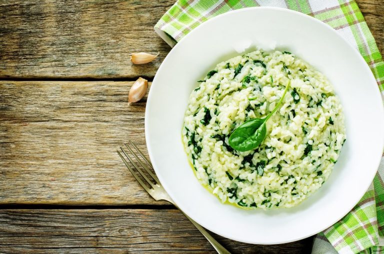 Spinat Risotto mit Zwiebeln, Knoblauch und Zitrone