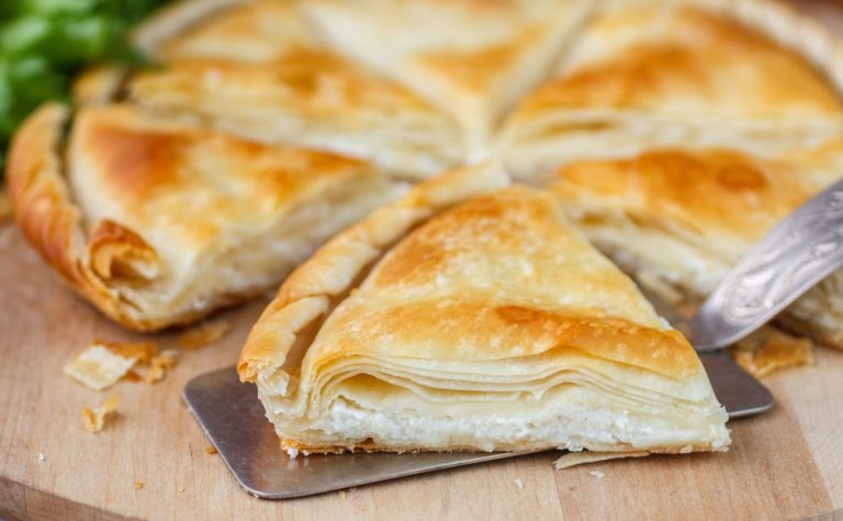 Tiropitakia Griechischer Kuchen mit Feta und Filoteig