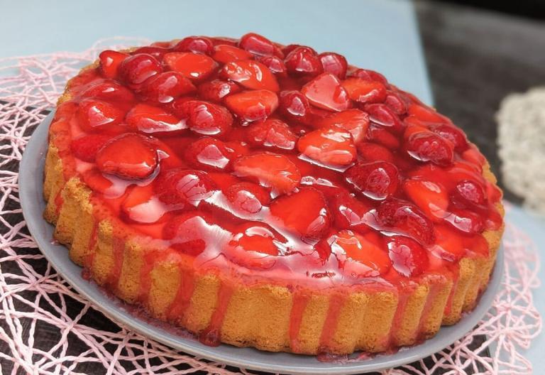Erdbeerkuchen mit Pudding und Biskuitboden: Sommerlicher Klassiker
