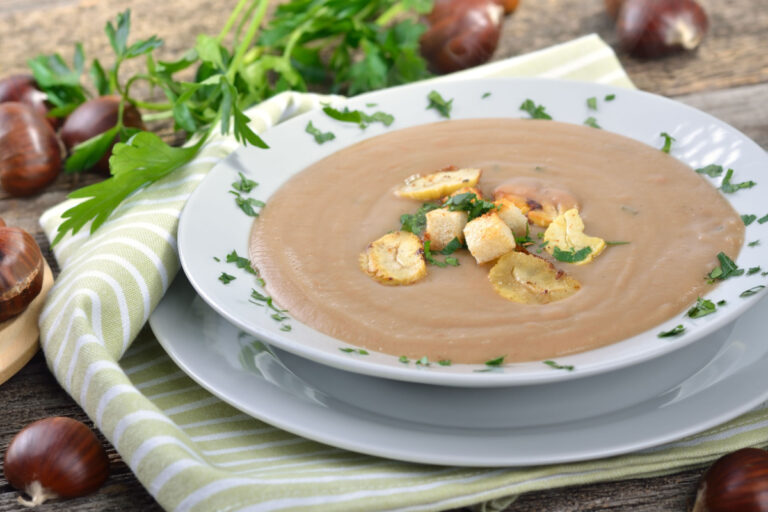 Saisonaler Genuss: Maronensuppe mit Sellerie-Twist