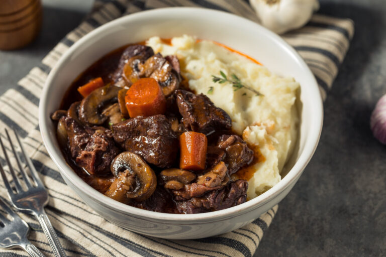 Rindfleisch-Gulasch mit Kartoffelpüree: Ein herzhaftes Wohlfühlessen